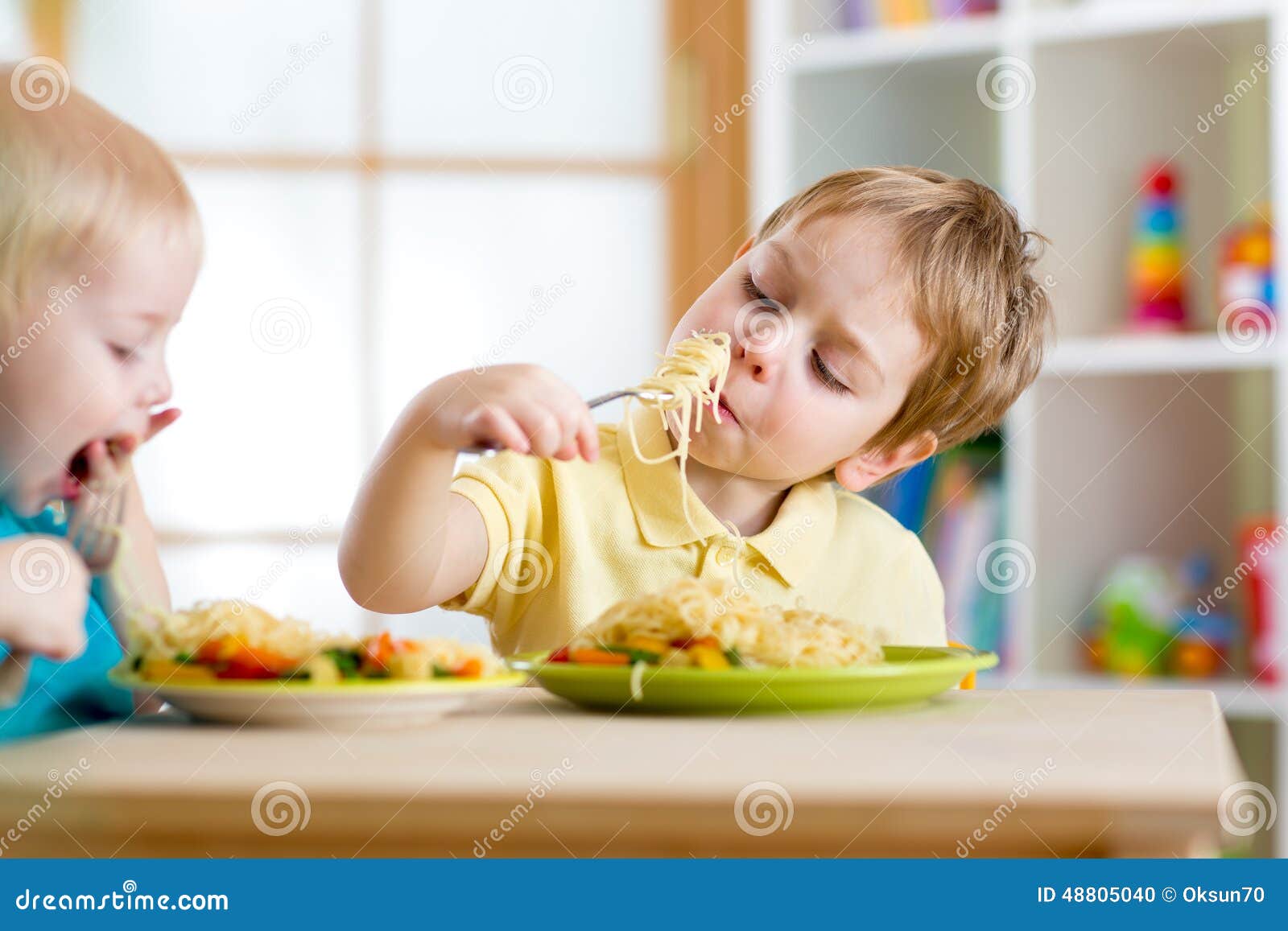 Bambini Che Mangiano Alimento Sano Nell'asilo O Fotografia Stock ...
