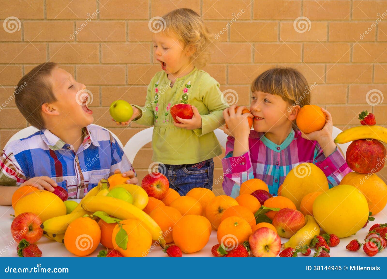 Bambini Che Mangiano Frutti Fotografia Stock - Immagine di età, mela ...