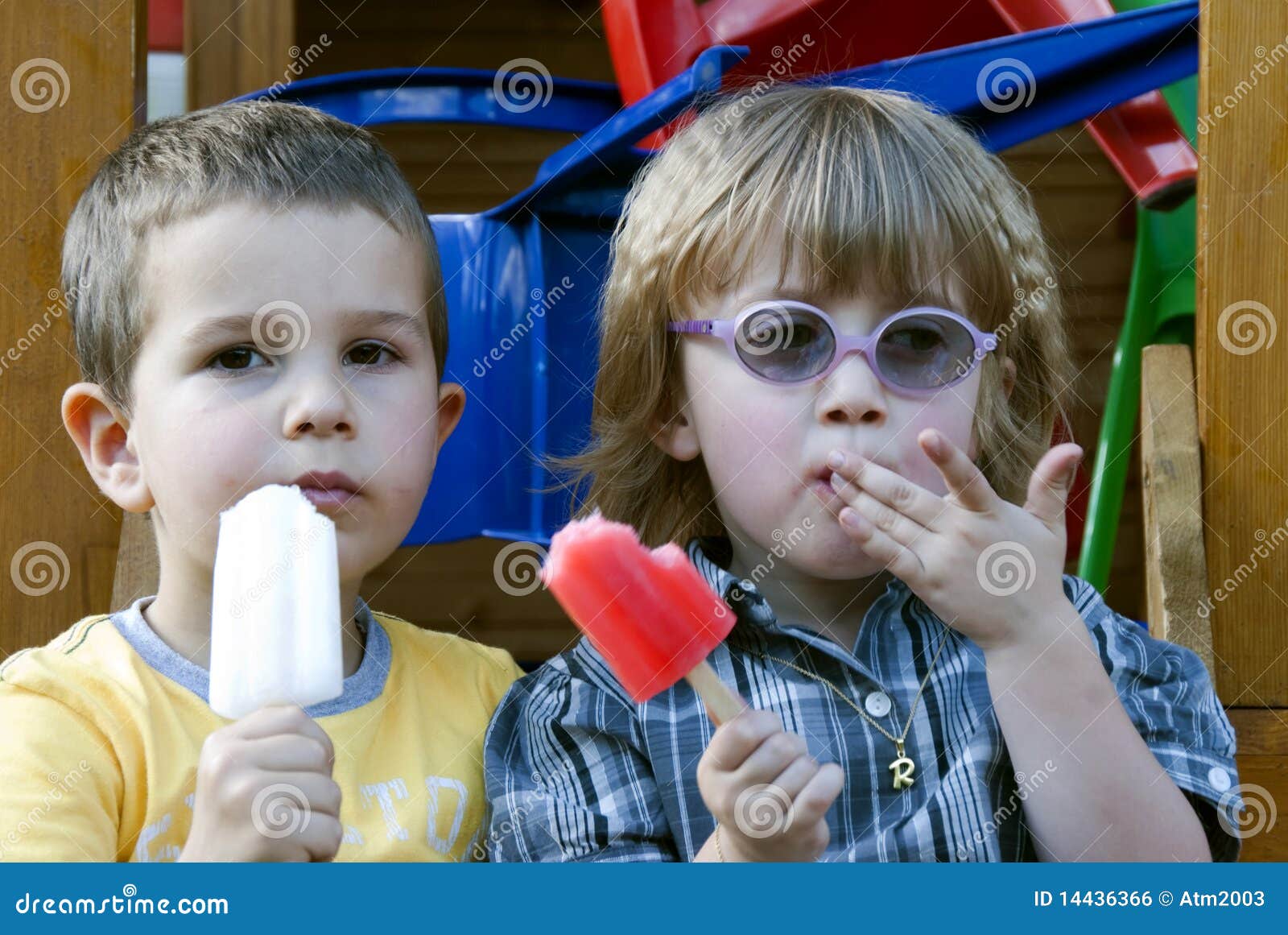 Bambini Che Mangiano Il Gelato Fotografia Stock - Immagine di bambini ...