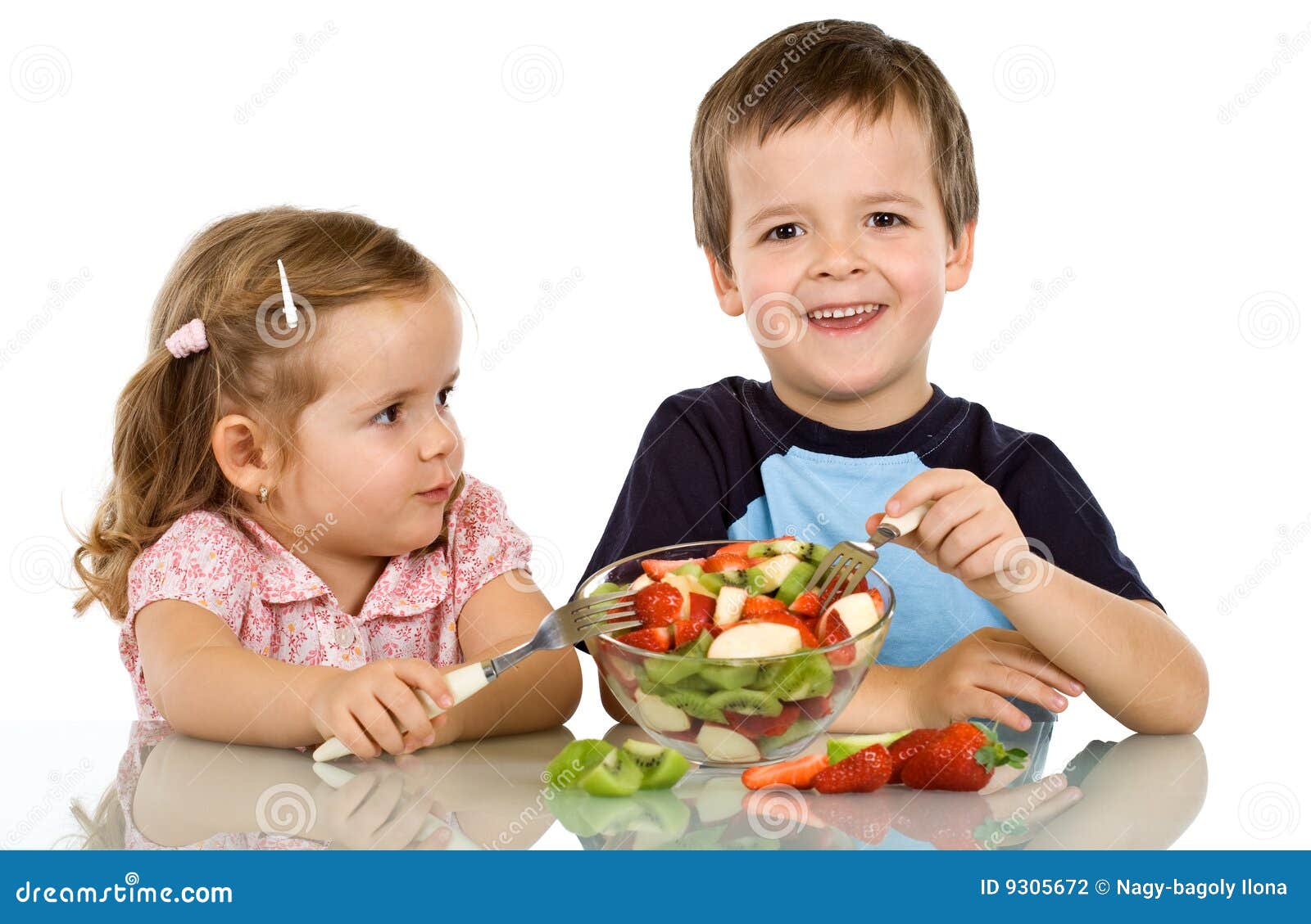 Bambini Che Mangiano L'insalata Di Frutta Fotografia Stock - Immagine ...