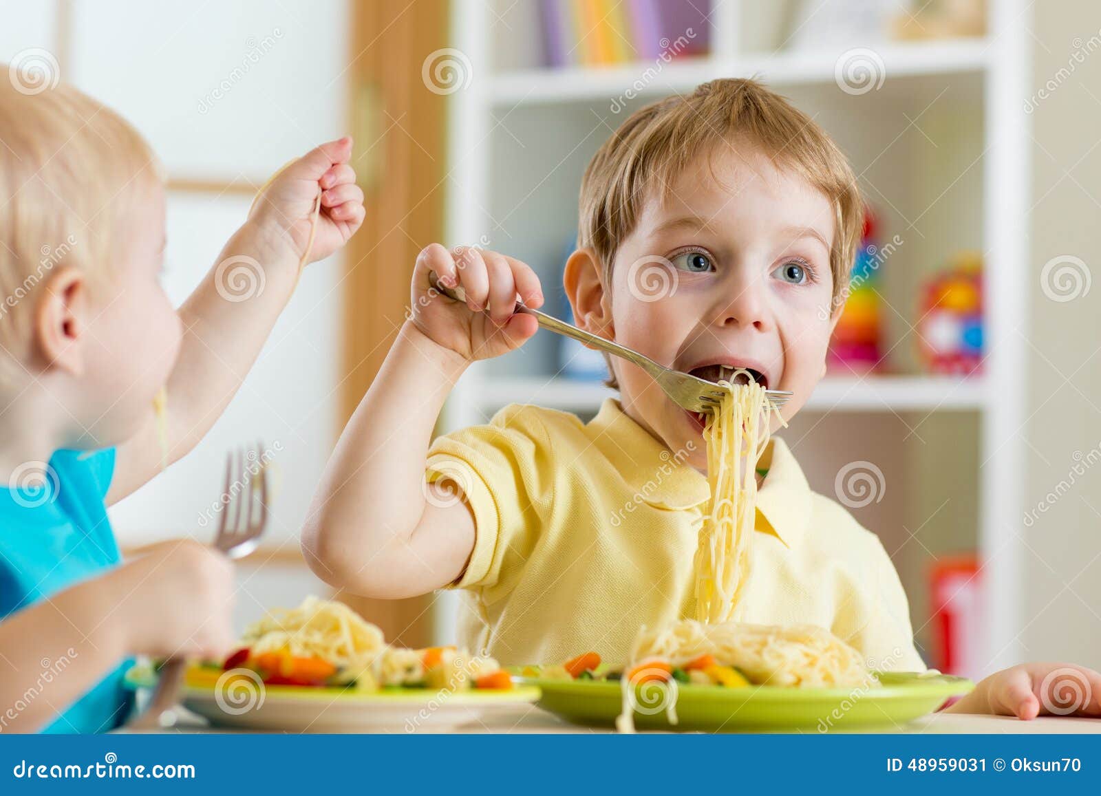 Bambini Che Mangiano Nell'asilo Immagine Stock - Immagine di carino ...