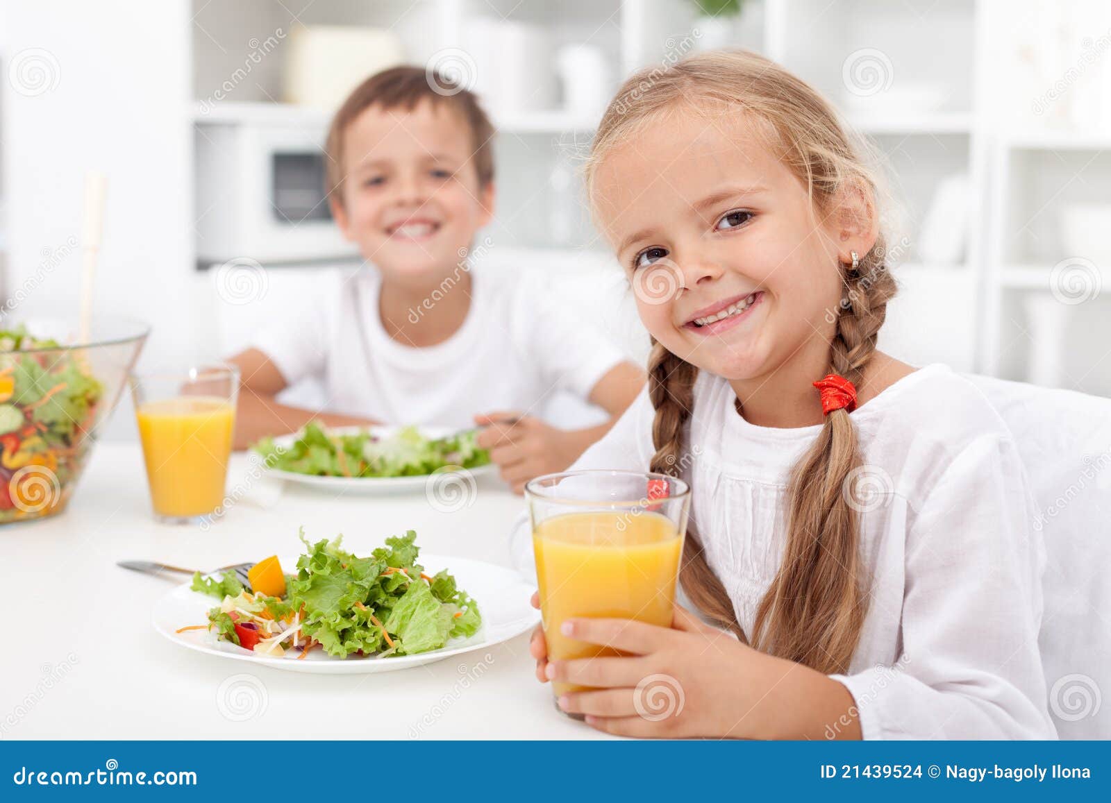Bambini Che Mangiano Un Pasto Sano Fotografia Stock - Immagine di ...