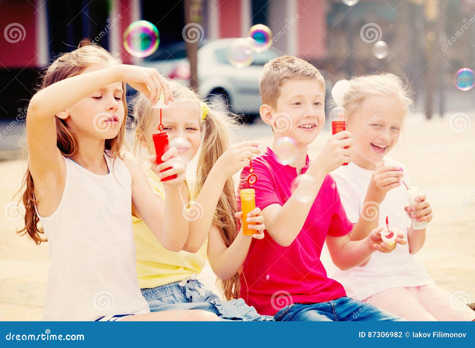 Bambini Che Soffiano Le Bolle Di Sapone Fotografia Stock Immagine Di