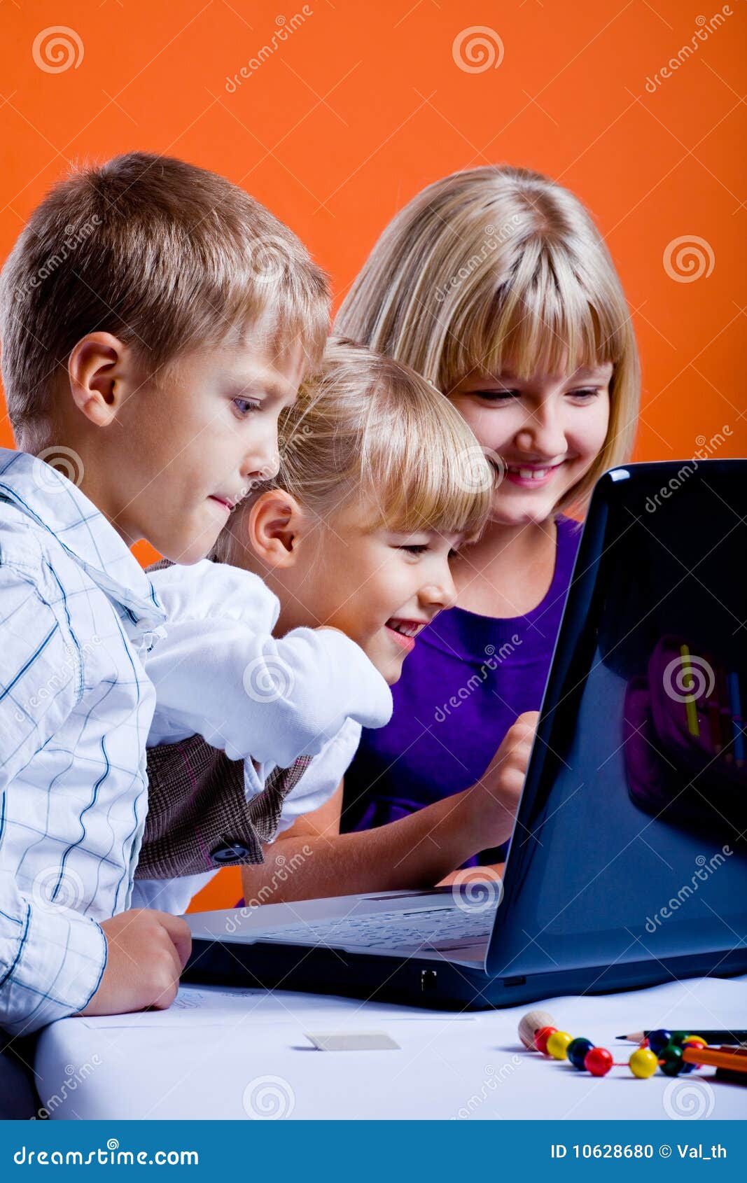 Bambini Con Il Computer Portatile Fotografia Stock - Immagine di surf ...