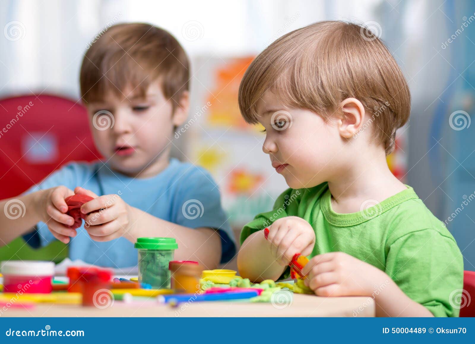 Bambini Con L'argilla Del Gioco a Casa Immagine Stock - Immagine di ...