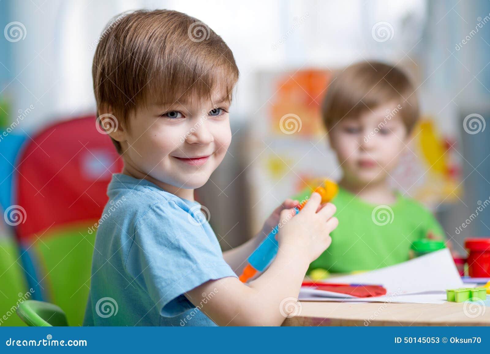 Bambini Con L'argilla Del Gioco a Casa Immagine Stock - Immagine di ...