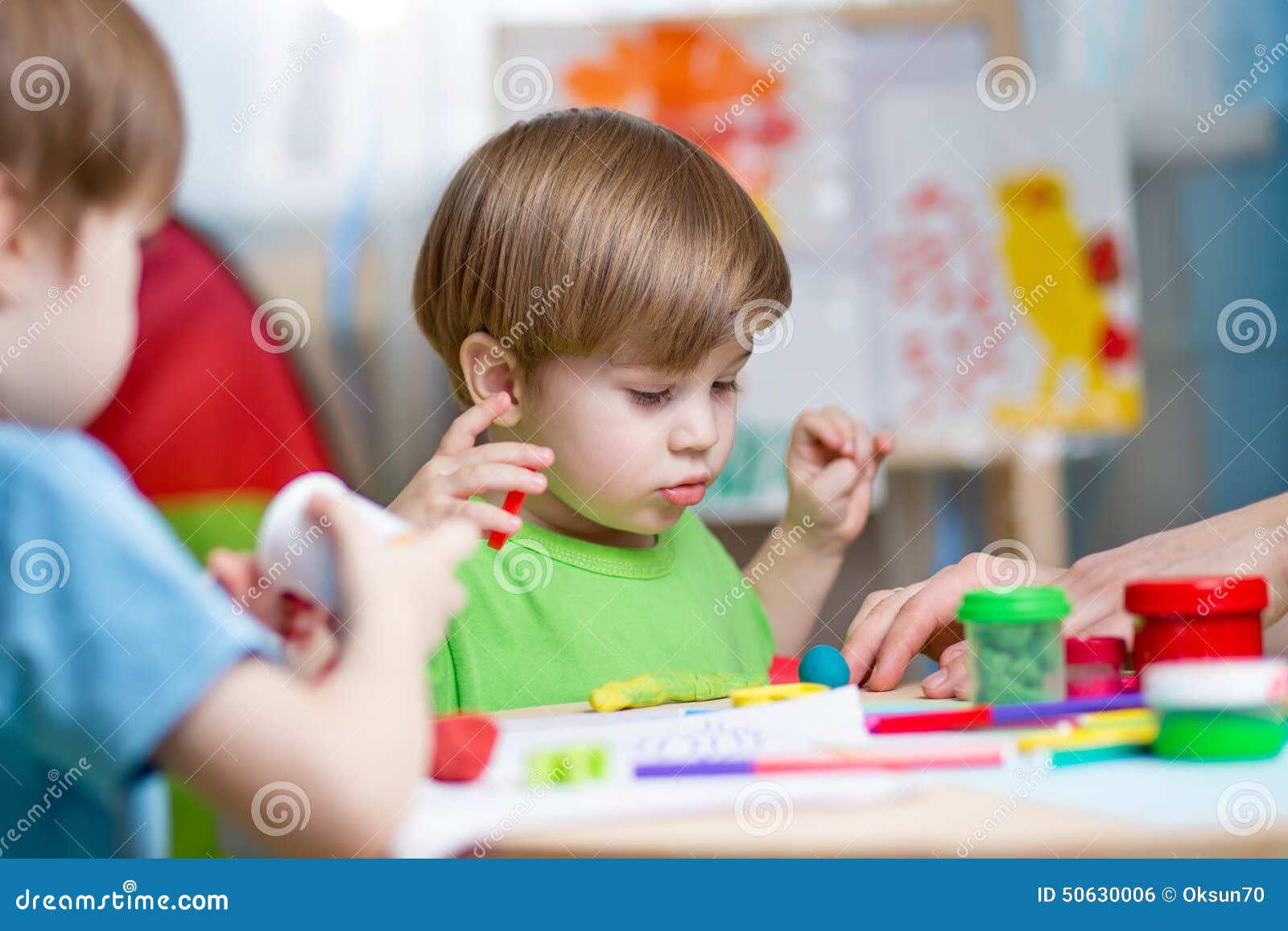 Bambini Con L'argilla Del Gioco a Casa Fotografia Stock - Immagine di ...