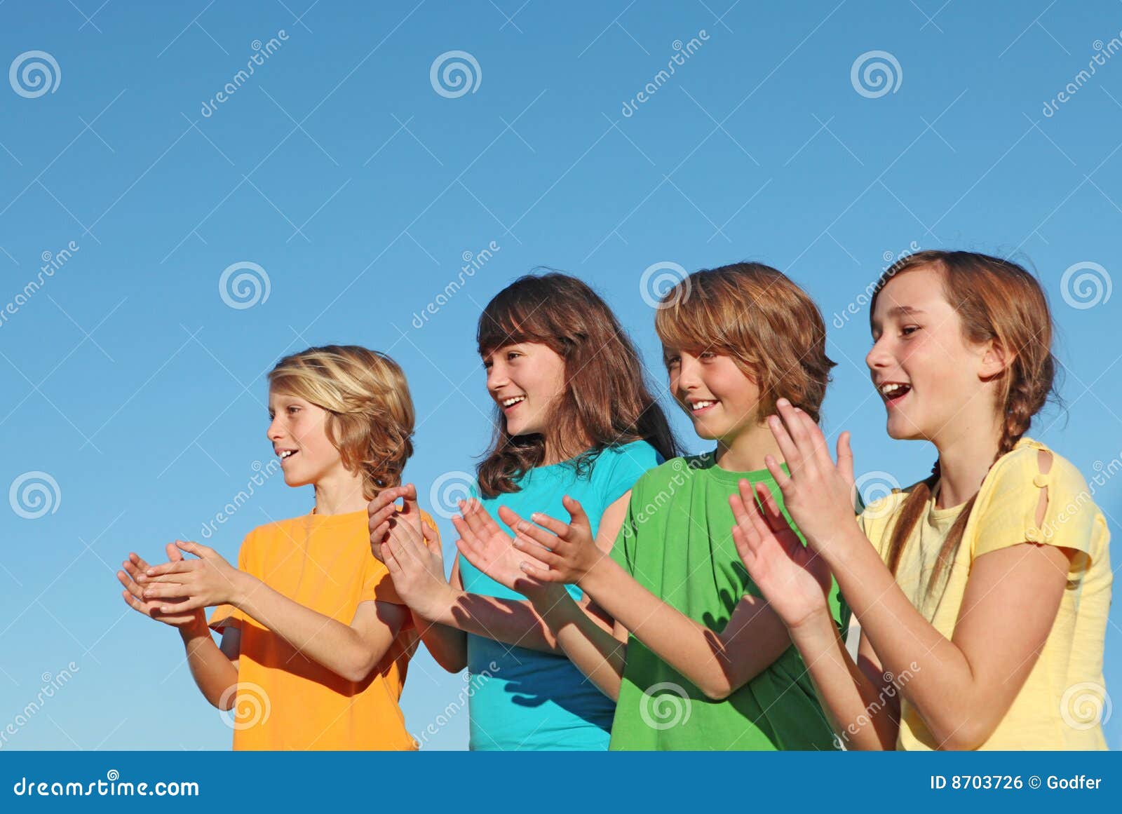 Bambini D'applauso Del Gruppo Fotografia Stock - Immagine di sorriso ...