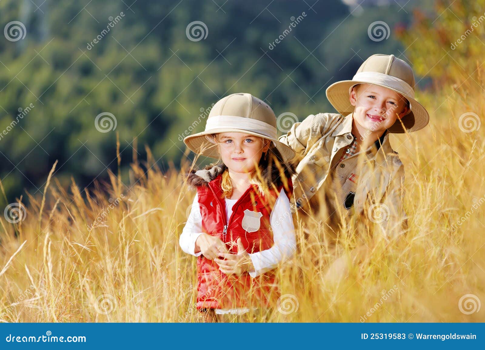 Bambini d'esplorazione immagine stock. Immagine di carino - 25319583