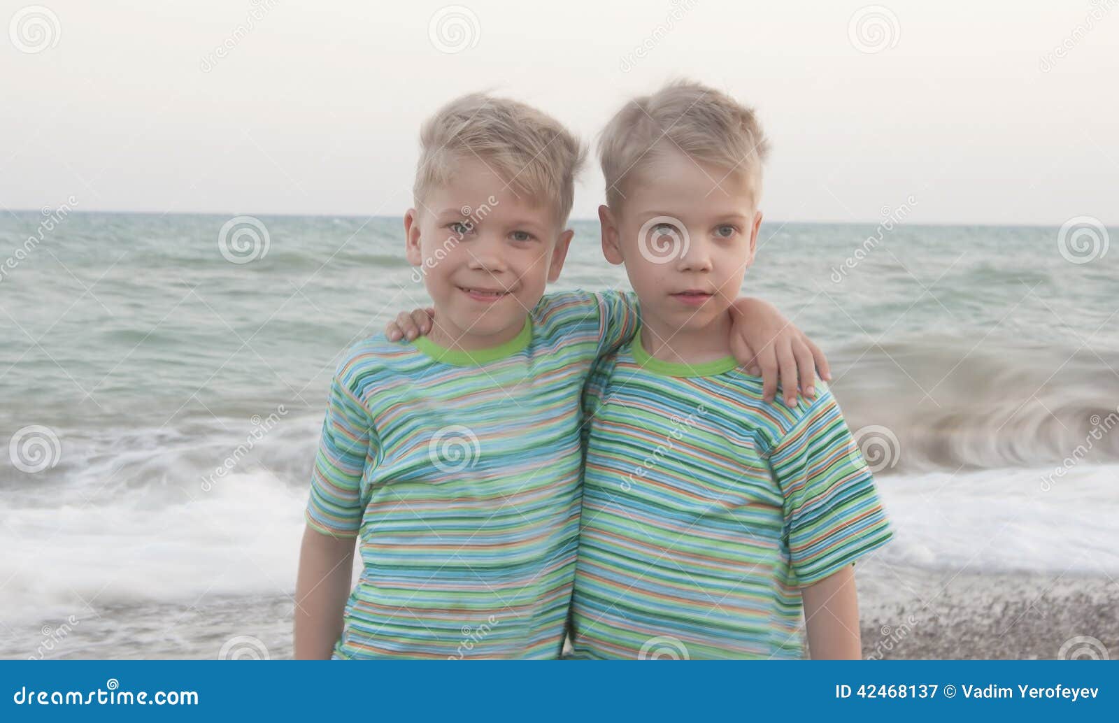 Bambini Dei Gemelli Monozigoti Immagine Stock - Immagine di sabbia ...