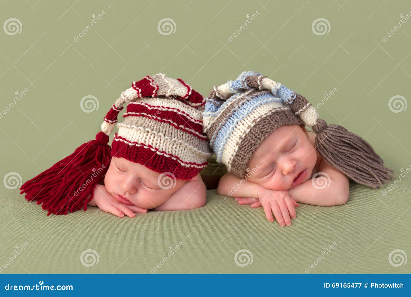 Bambini Dei Gemelli Monozigoti Con I Cappelli Immagine Stock - Immagine ...