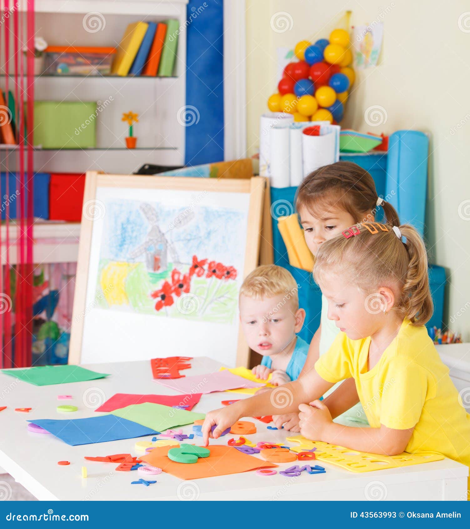 Bambini Della Scuola Materna Nell'aula Immagine Stock - Immagine di ...