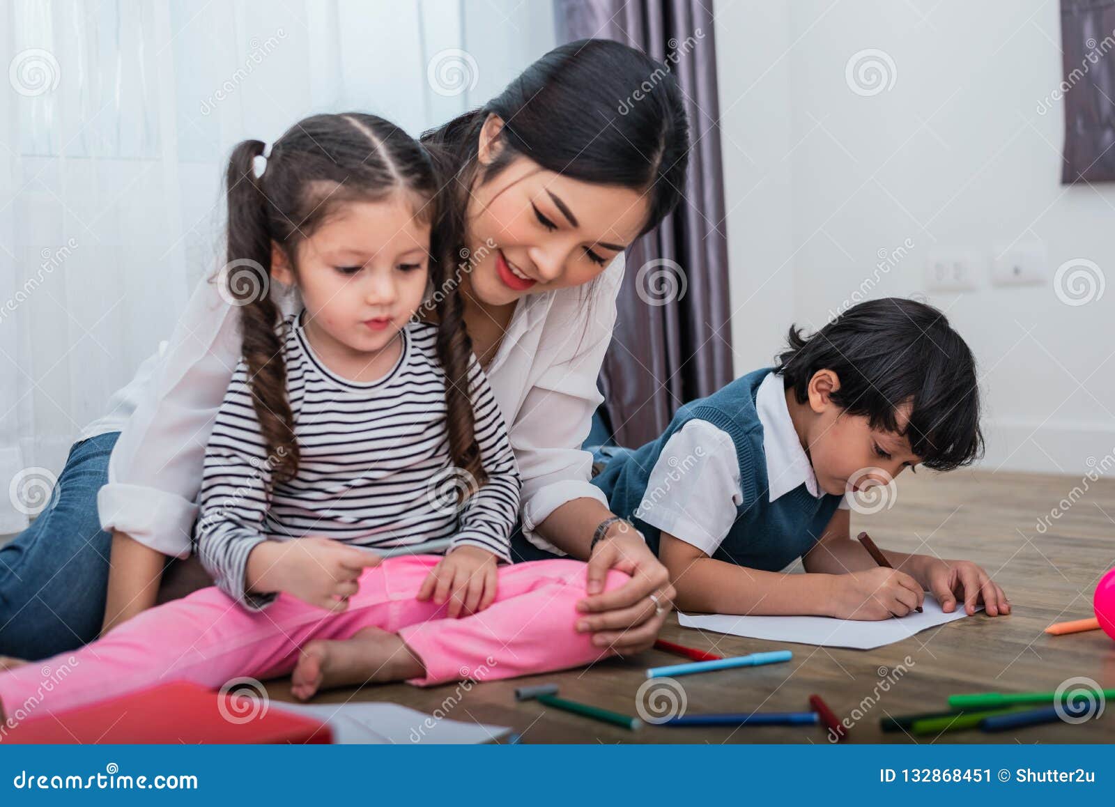Bambini Di Insegnamento Della Madre Nella Classe Di Disegno Dolore Del
