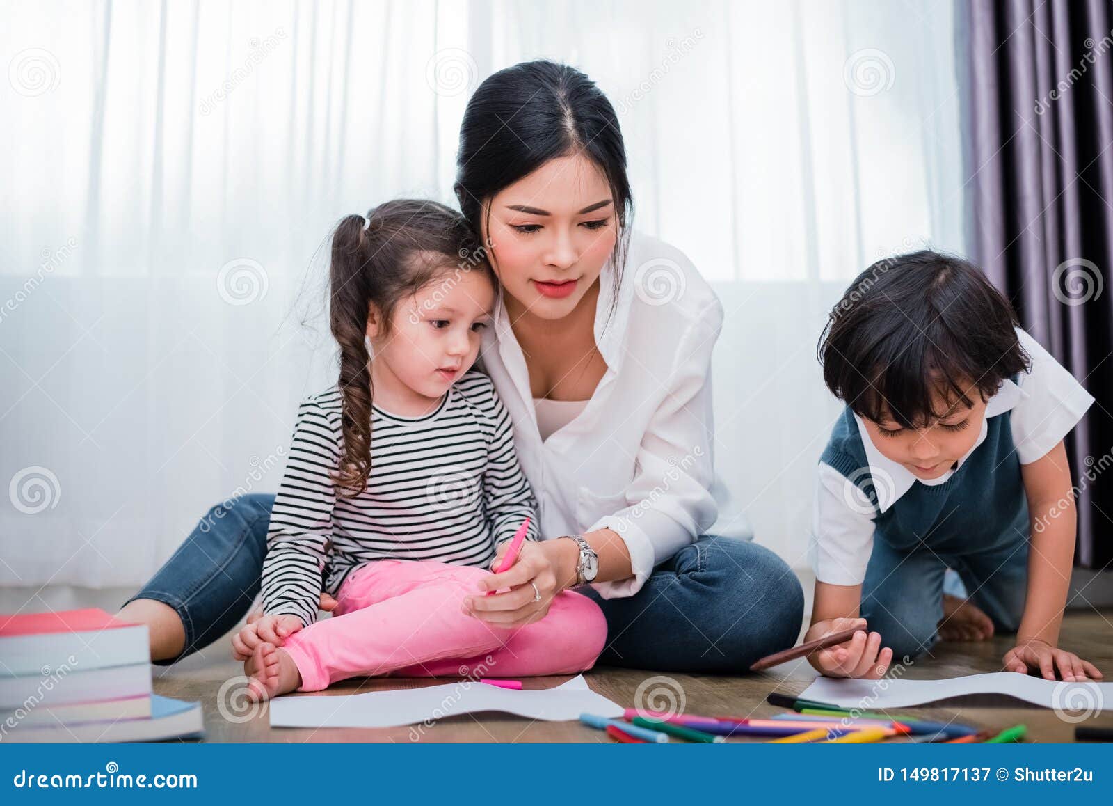 Bambini Di Insegnamento Della Madre Nella Classe Di Disegno Pittura Del