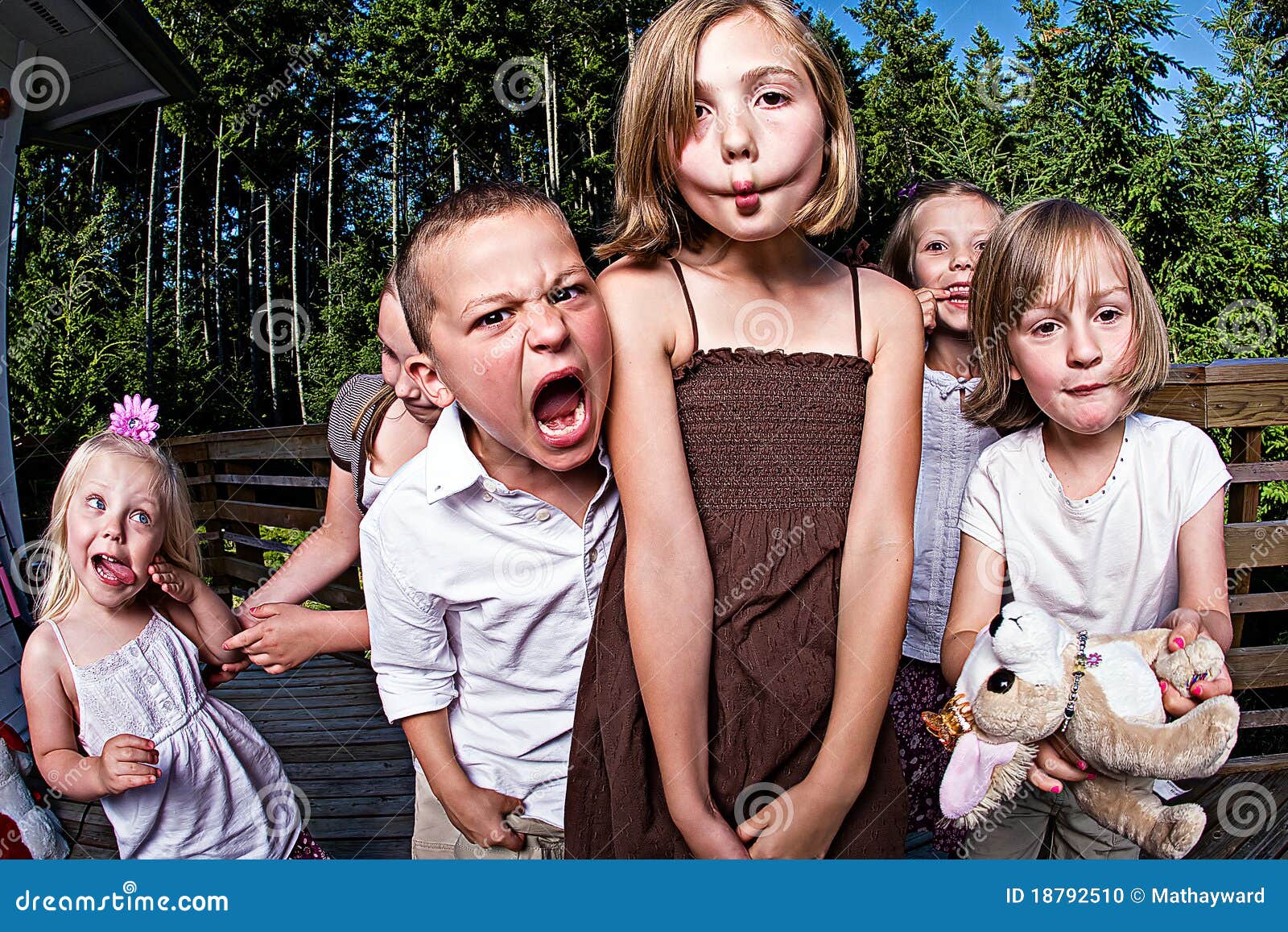 Bambini divertenti fotografia stock. Immagine di divertimento - 18792510