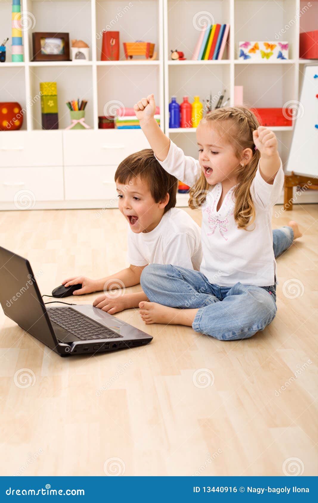 Bambini Emozionanti Circa Per Vincere Gioco Di Computer Fotografia ...