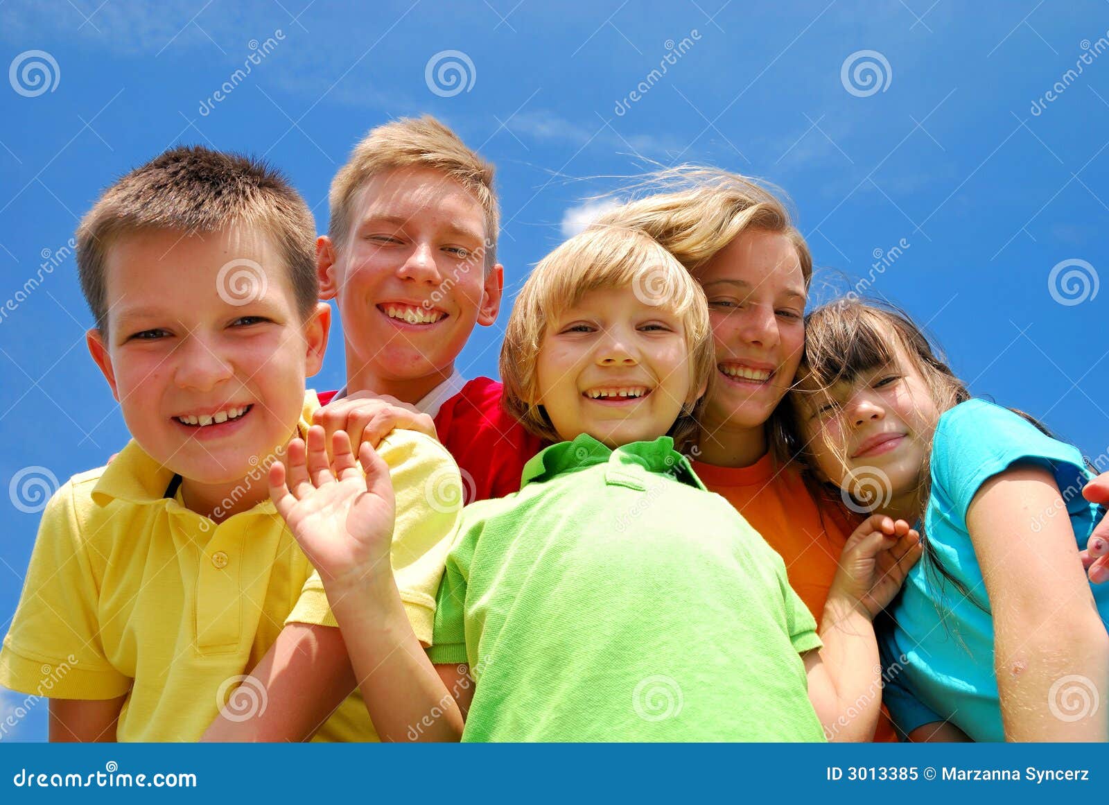 Bambini felici immagine stock. Immagine di giorno, amici - 3013385