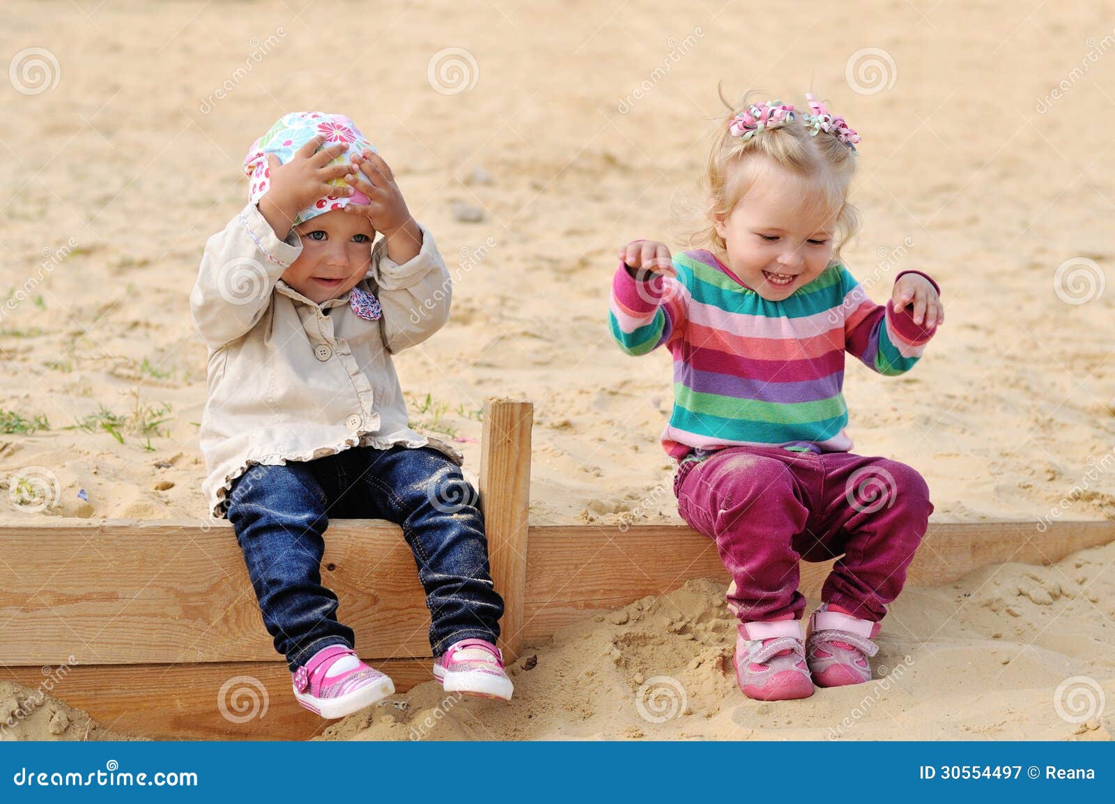 Bambini felici immagine stock. Immagine di svago, sano - 30554497