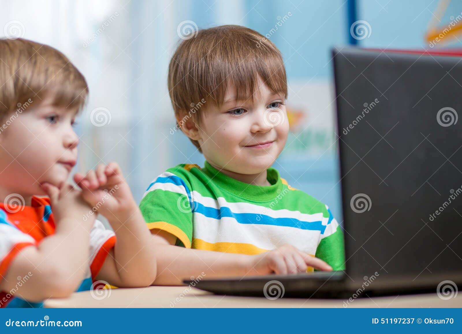 Bambini Felici Che Esaminano Computer Portatile Immagine Stock ...