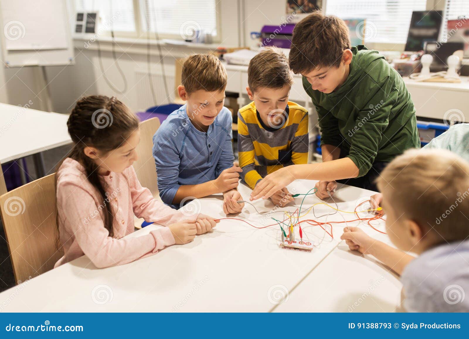 Bambini Felici Con Il Corredo Di Invenzione Alla Scuola Di Robotica ... Bambini Felici Con Il Corredo Di Invenzione Alla Scuola Di Robotica ...