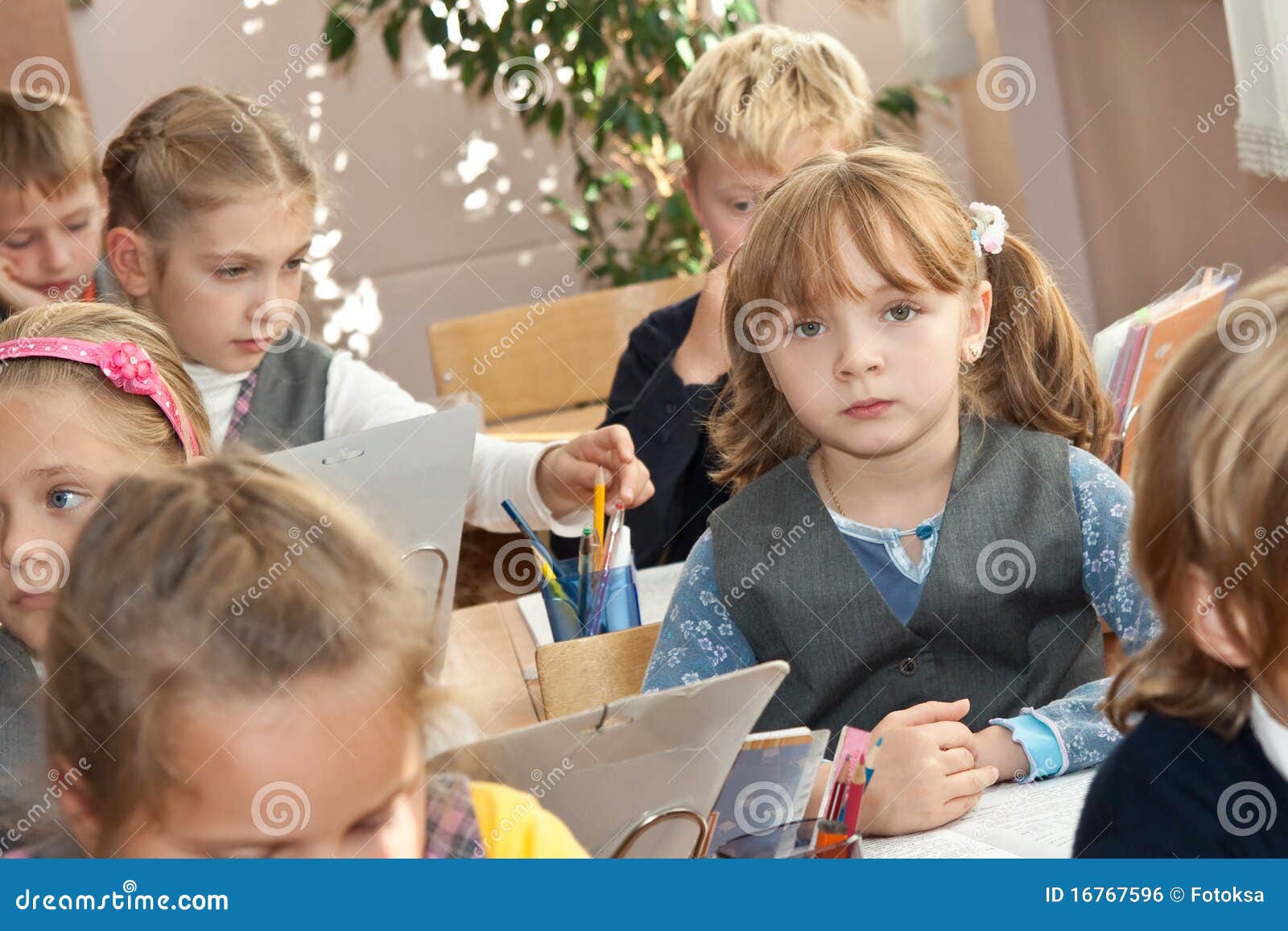 Bambini nell'aula fotografia stock. Immagine di aula - 16767596