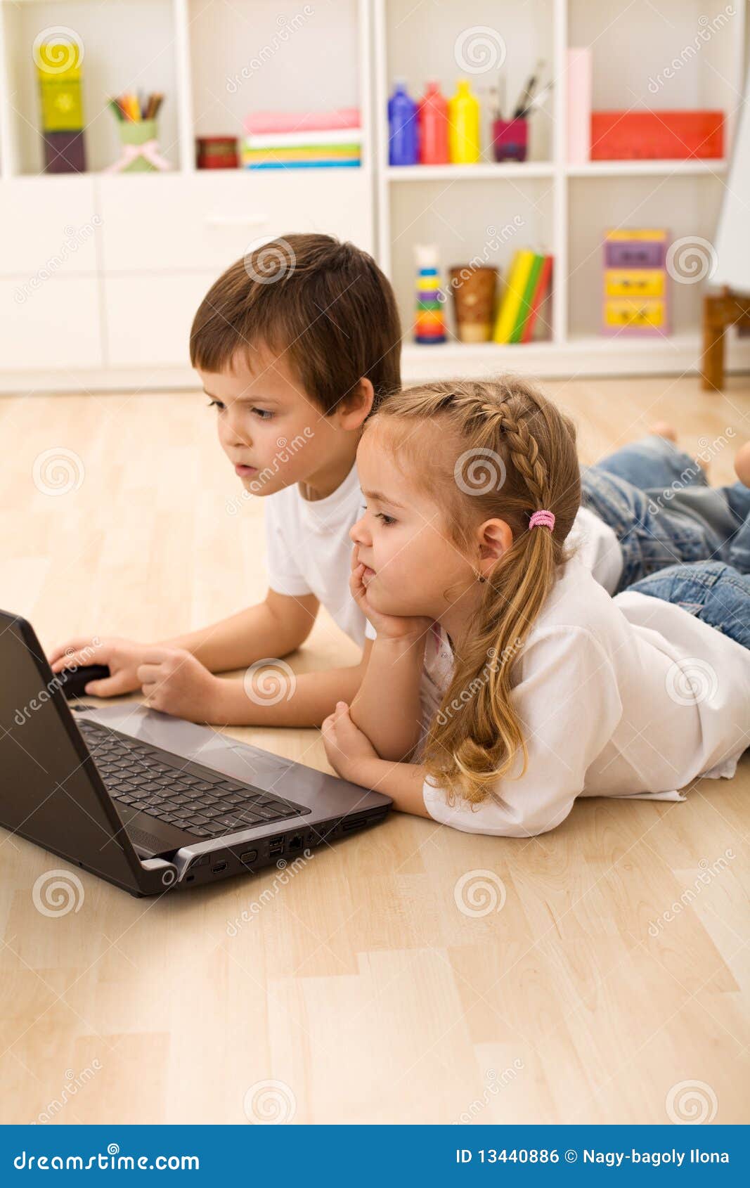 Bambini Occupati E Funzionamento Concentrato Su Un Computer Portatile ...