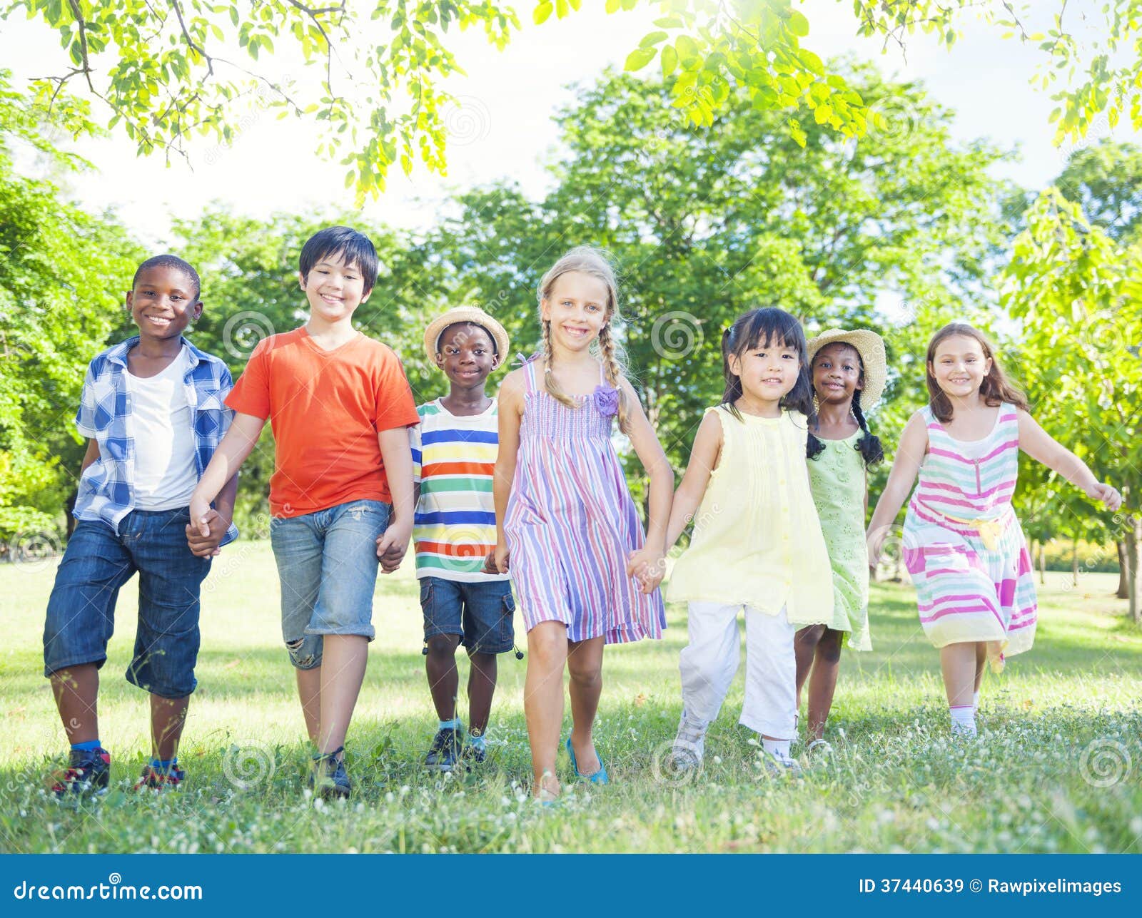 Bambini in parco immagine stock. Immagine di godimento - 37440639