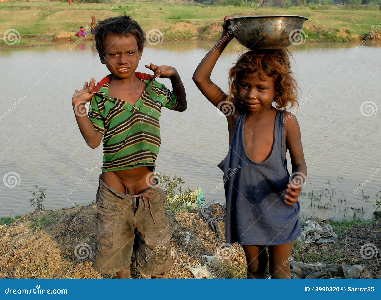 Bambini poveri immagine editoriale. Immagine di senzatetto - 43990320