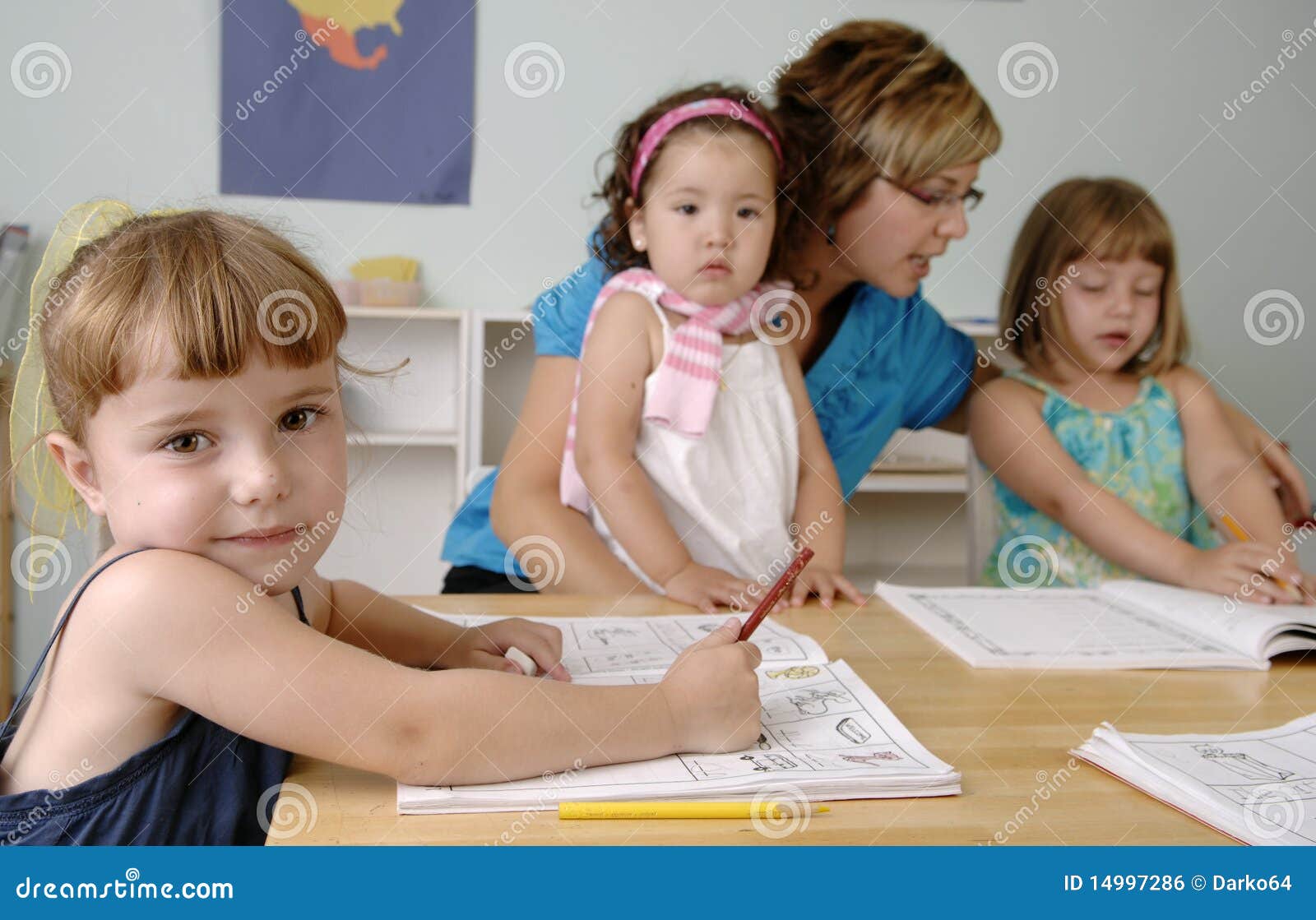 Bambini prescolari fotografia stock. Immagine di arte - 14997286