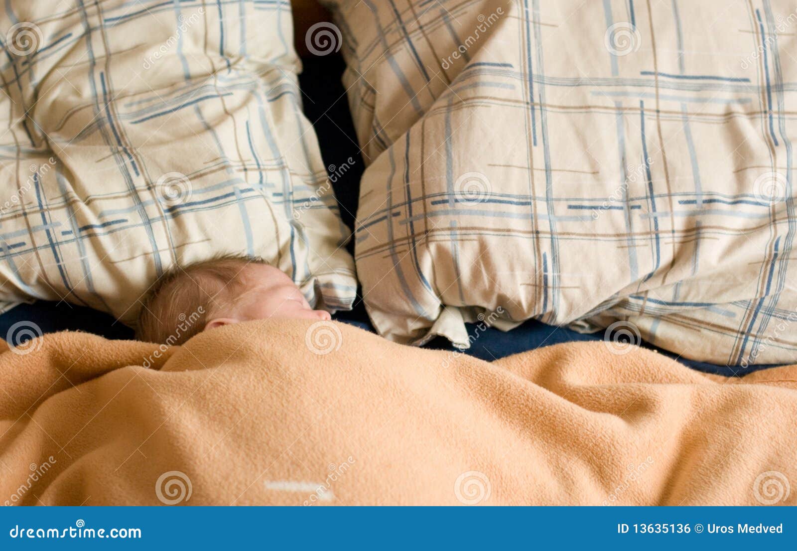 Bambino addormentato fotografia stock. Immagine di distendasi - 13635136