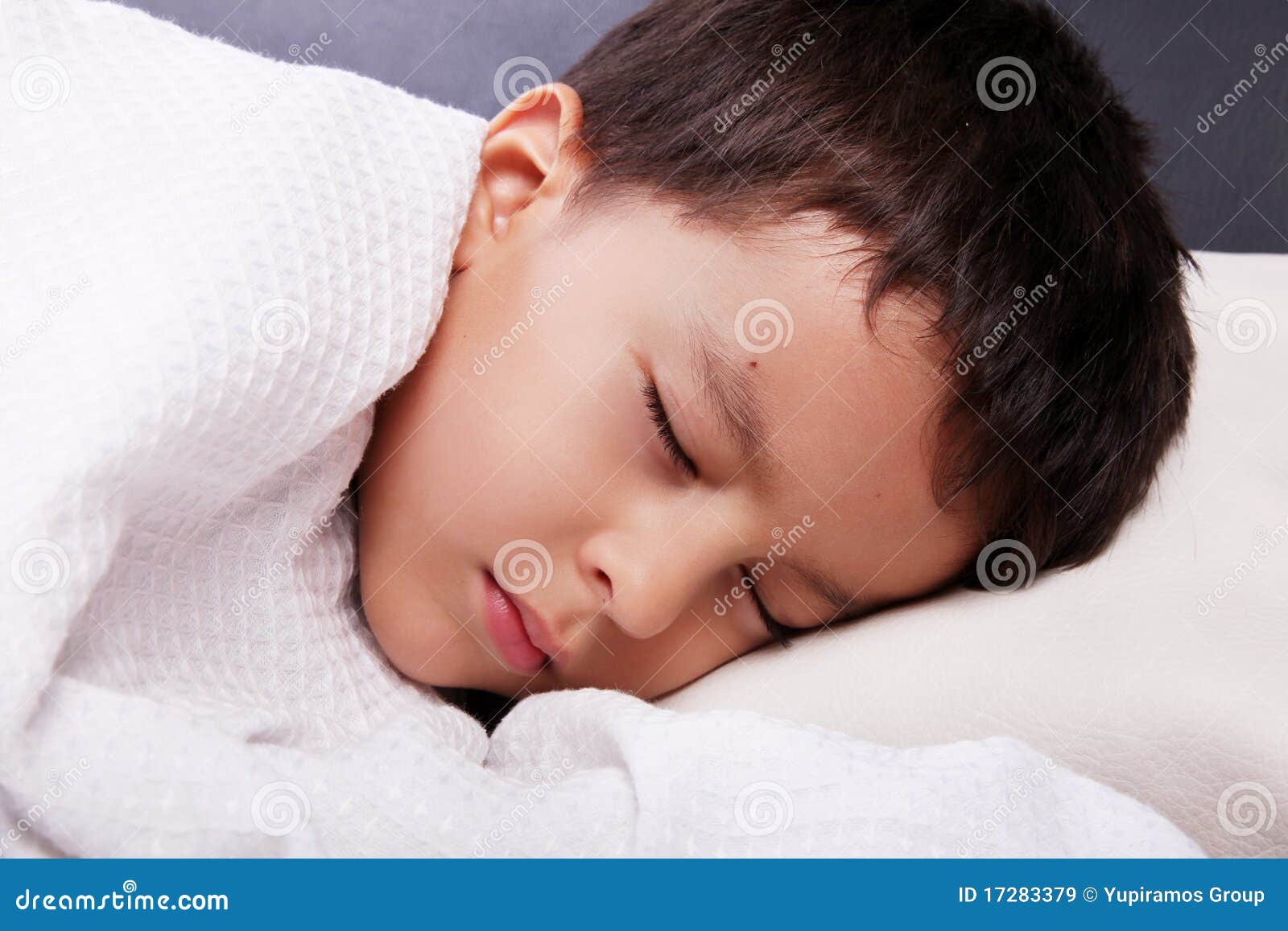 Bambino addormentato immagine stock. Immagine di chiusura - 17283379