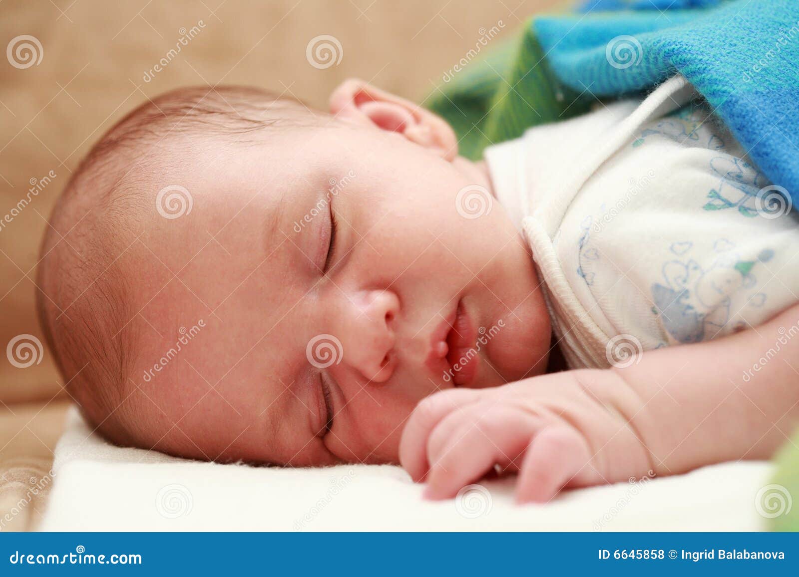Bambino addormentato fotografia stock. Immagine di infanzia - 6645858