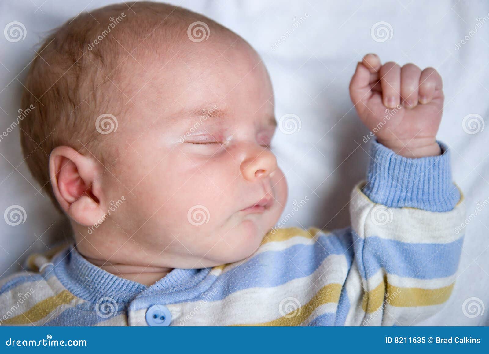 Bambino addormentato immagine stock. Immagine di soddisfare - 8211635
