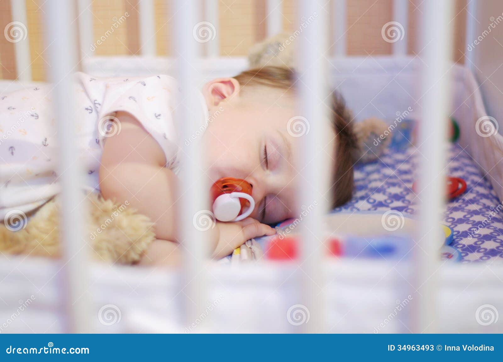 Bambino Addormentato Con La Tettarella Immagine Stock - Immagine di ...