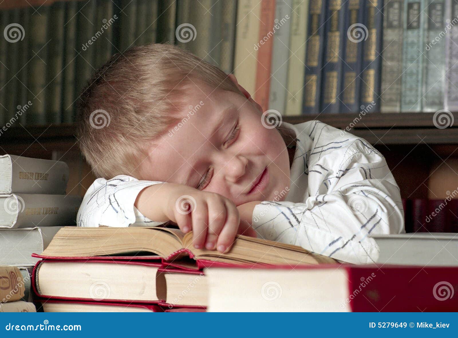Bambino Addormentato Sui Libri Immagine Stock - Immagine di letteratura ...