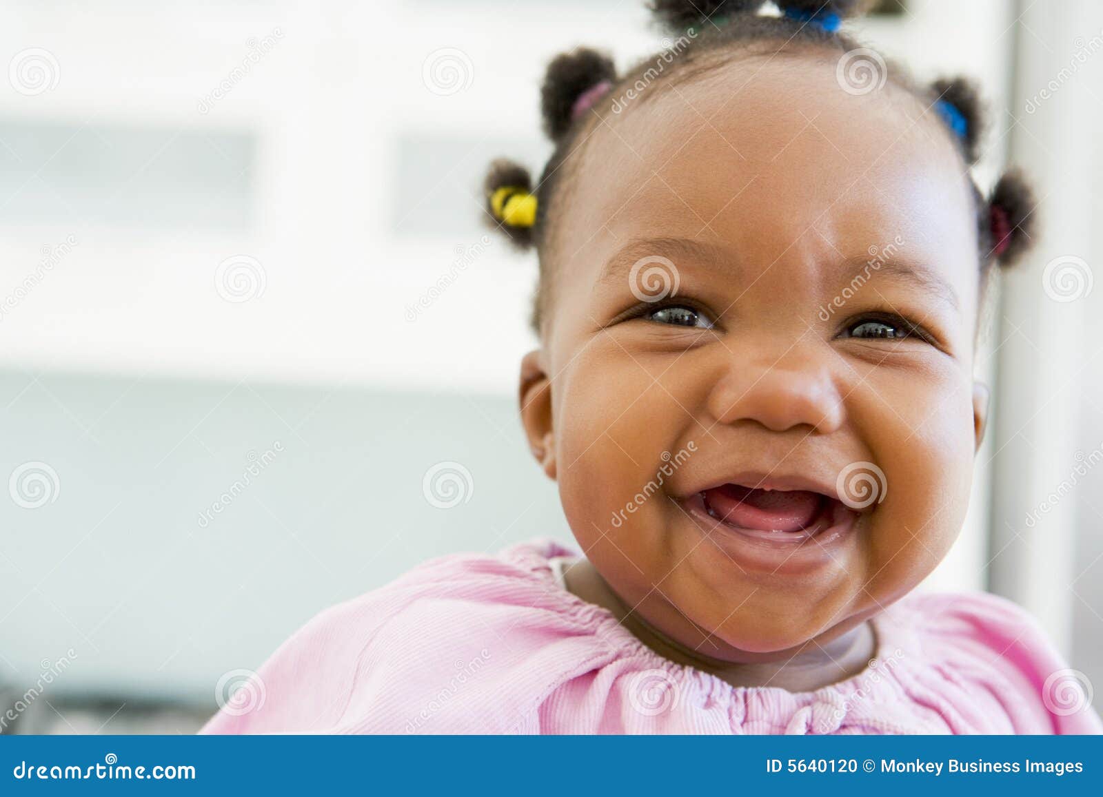 Bambino All'interno Che Ride Fotografia Stock - Immagine di infante ...