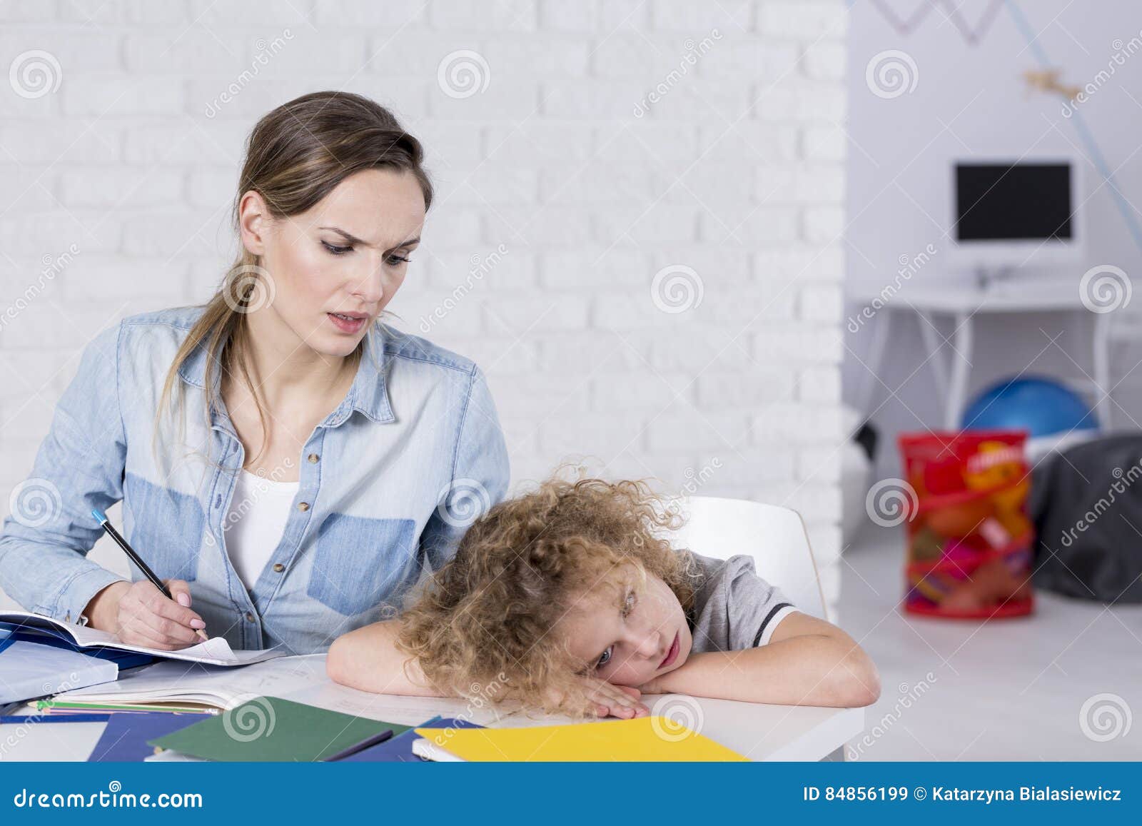 Bambino Annoiato Allo Scrittorio Immagine Stock - Immagine di ...