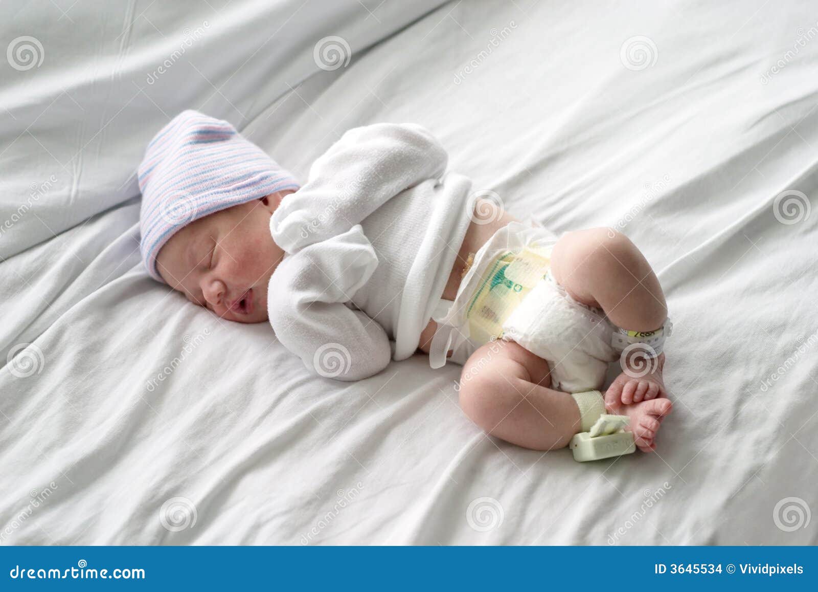 Bambino Appena Nato Che Dorme Nell'ospedale Fotografia Stock - Immagine ... Bambino Appena Nato Che Dorme Nell'ospedale Fotografia Stock - Immagine ...