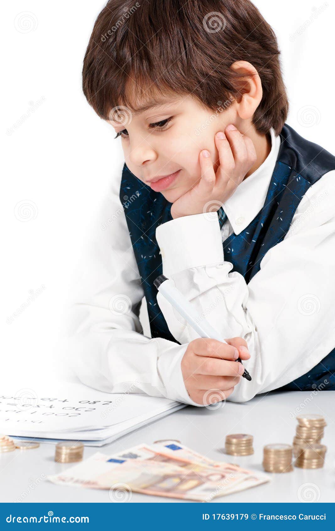 Bambino che conta soldi immagine stock. Immagine di preventivo - 17639179