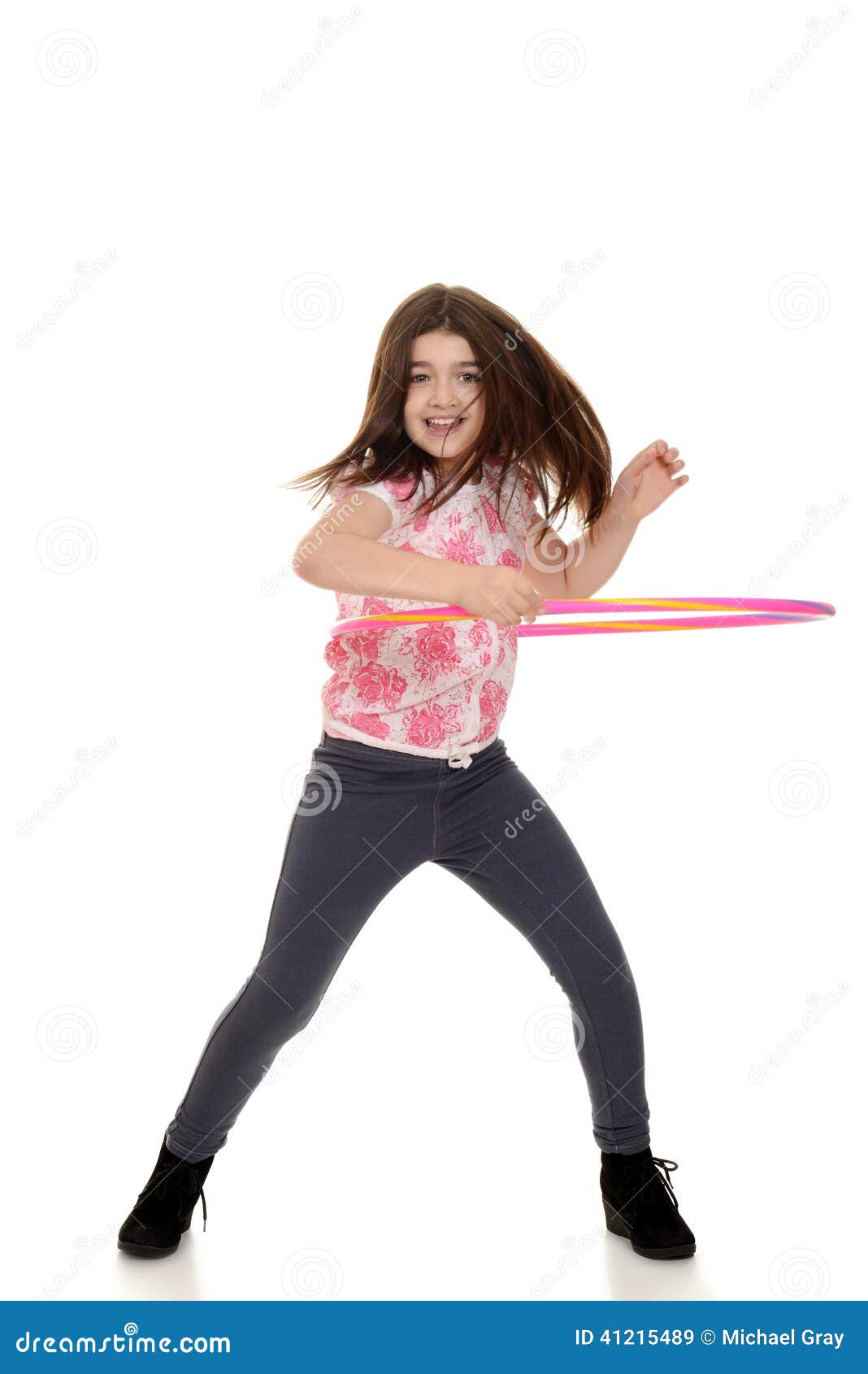 Bambino Che Fa Hula-hoop Con Mosso Immagine Stock - Immagine di ...