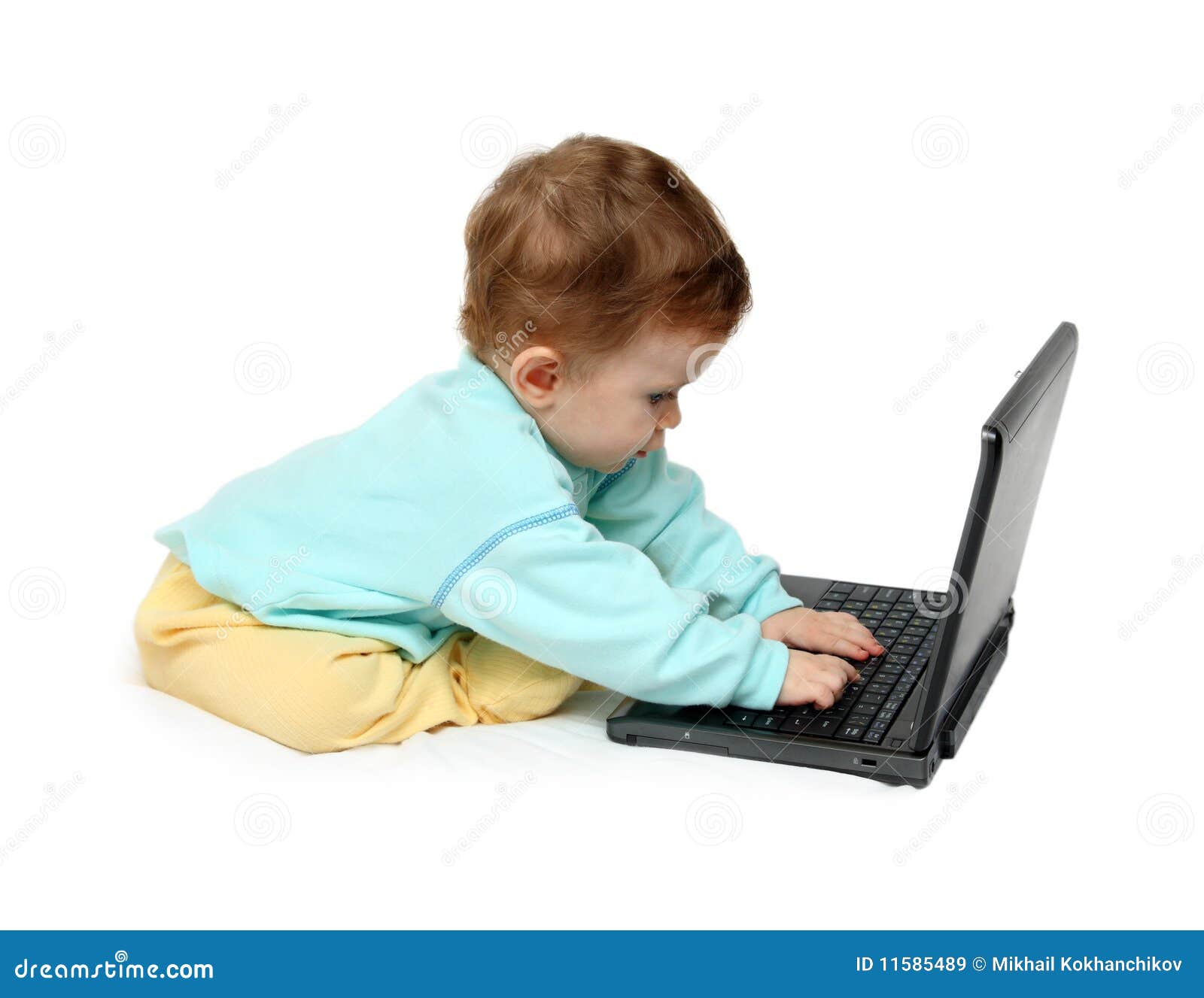 Bambino Che Lavora Al Computer Portatile Immagine Stock - Immagine di ...