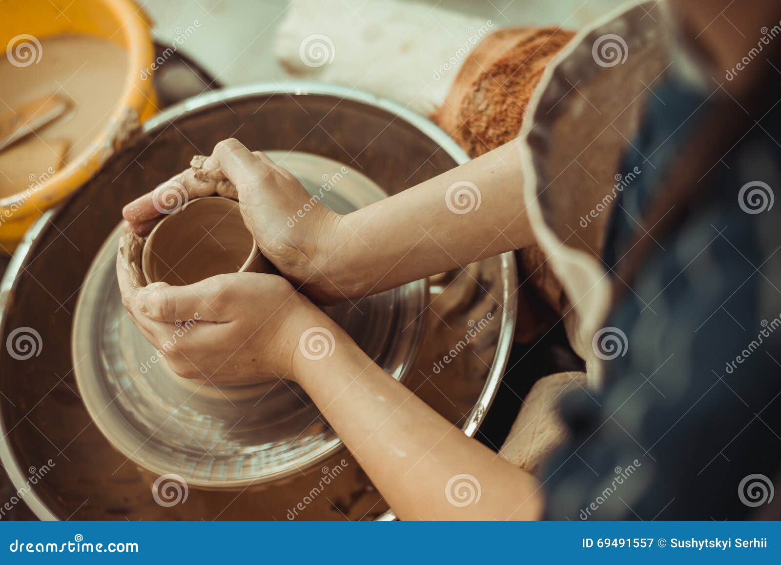 Bambino Che Lavora Alla Ruota Del ` S Del Vasaio Immagine Stock ... Bambino Che Lavora Alla Ruota Del ` S Del Vasaio Immagine Stock ...