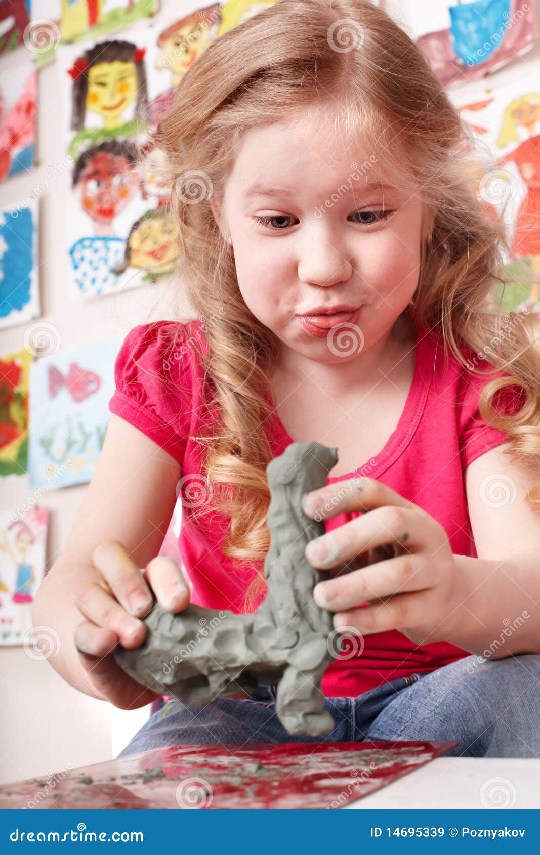 Bambino Che Modella Dall'argilla Nella Stanza Del Gioco. Immagine Stock ...