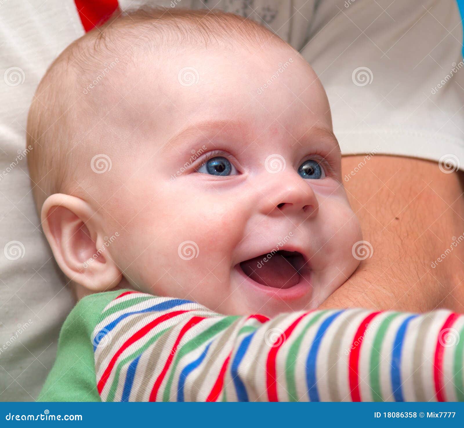 Bambino Che Ride E Che Gioca Fotografia Stock - Immagine di prole, vita ...