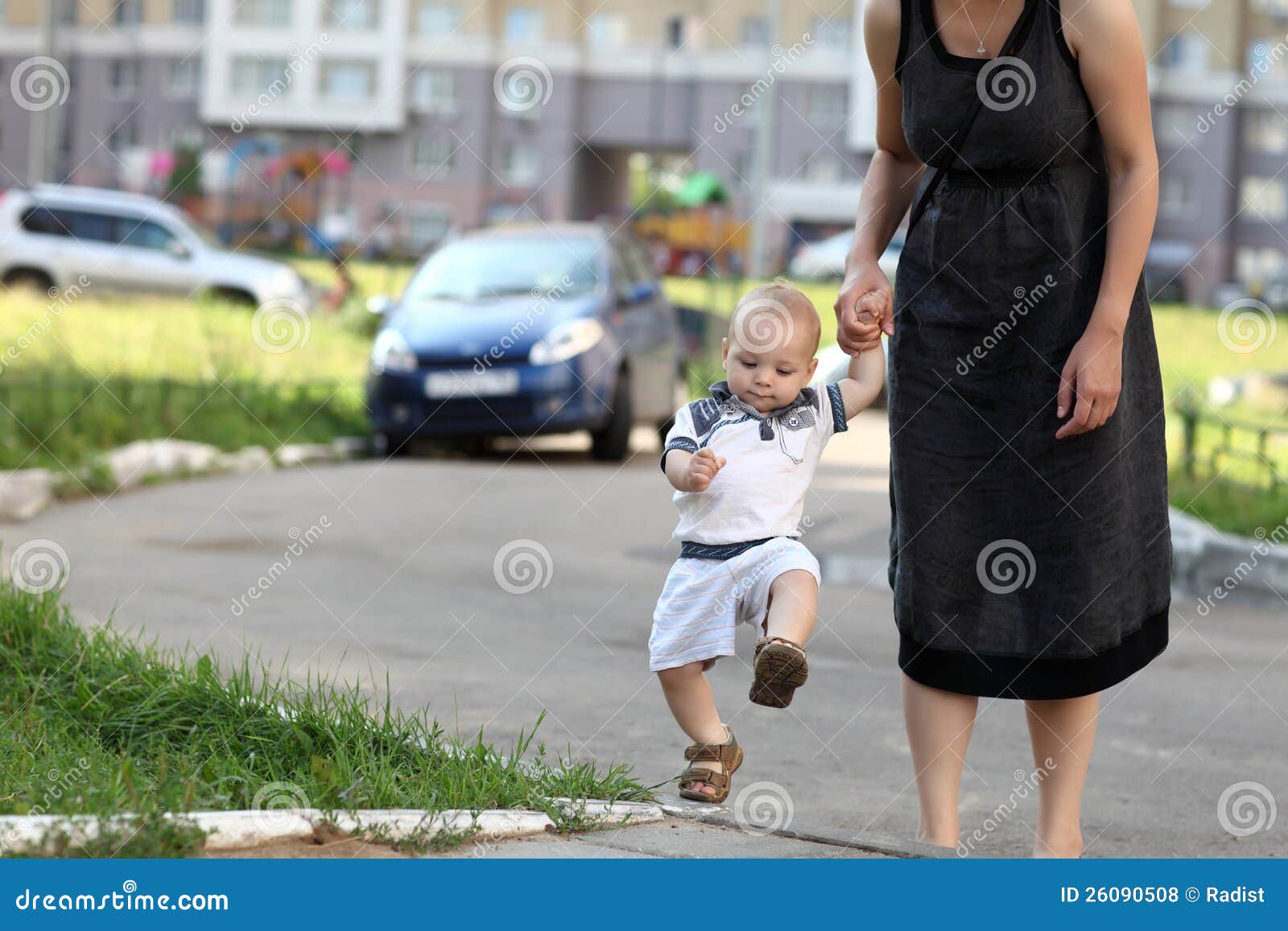 Bambino Che Si Arrampica Sul Marciapiede Fotografia Stock - Immagine di ... Bambino Che Si Arrampica Sul Marciapiede Fotografia Stock - Immagine di ...