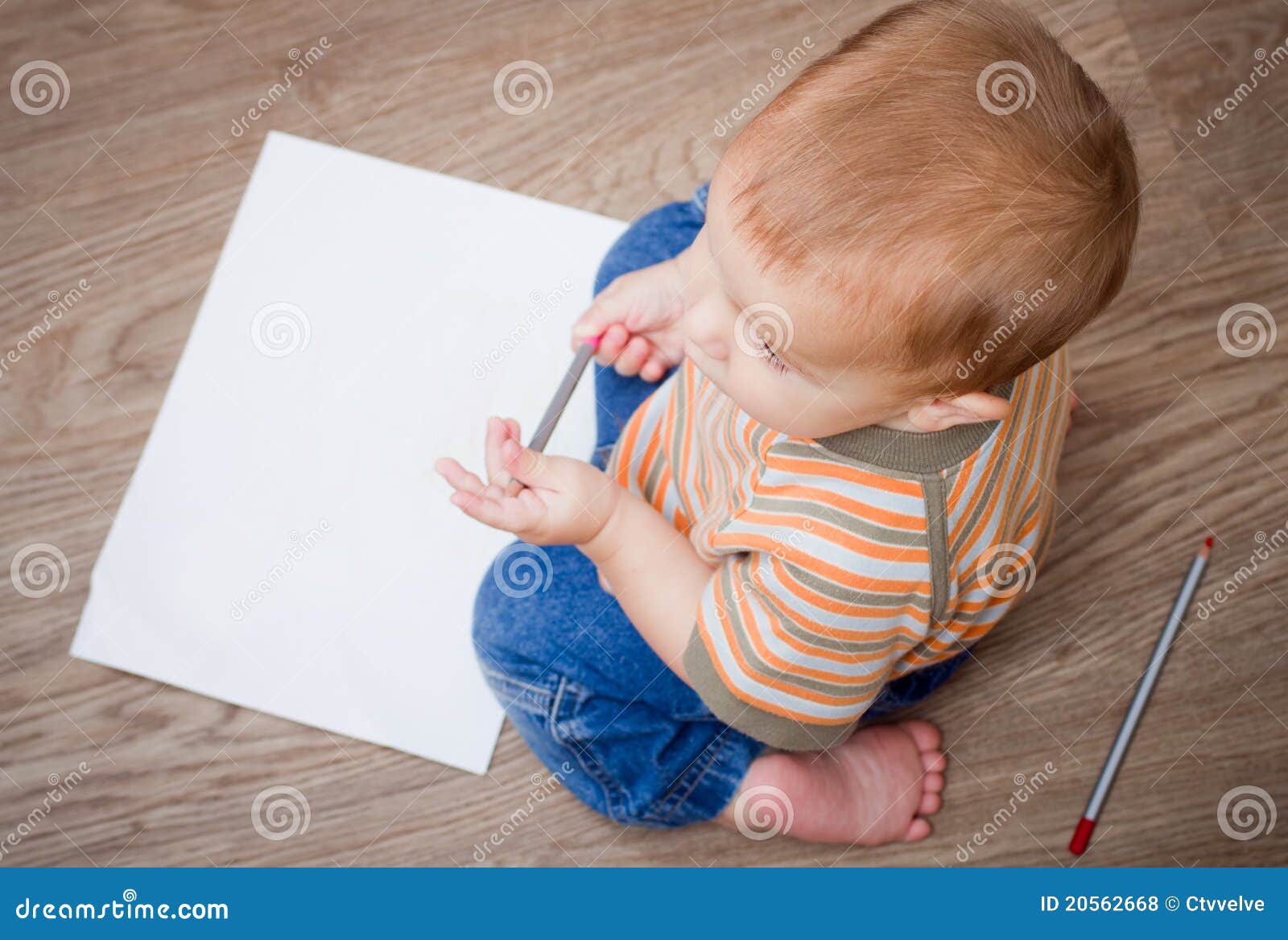 Bambino Che Si Siede Sul Pavimento Fotografia Stock - Immagine di ...