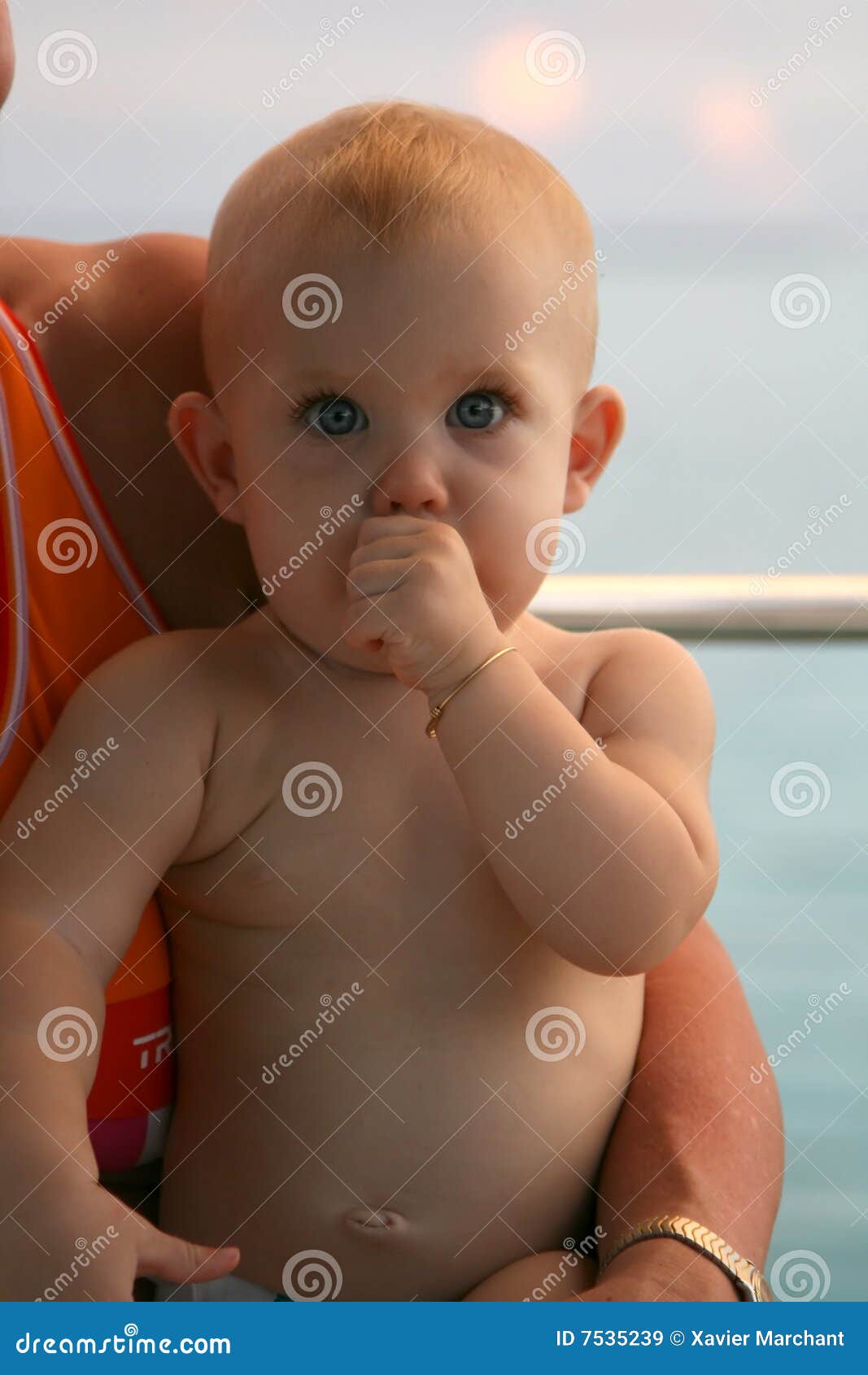 Bambino Con Il Pollice in Bocca Immagine Stock - Immagine di mani ...