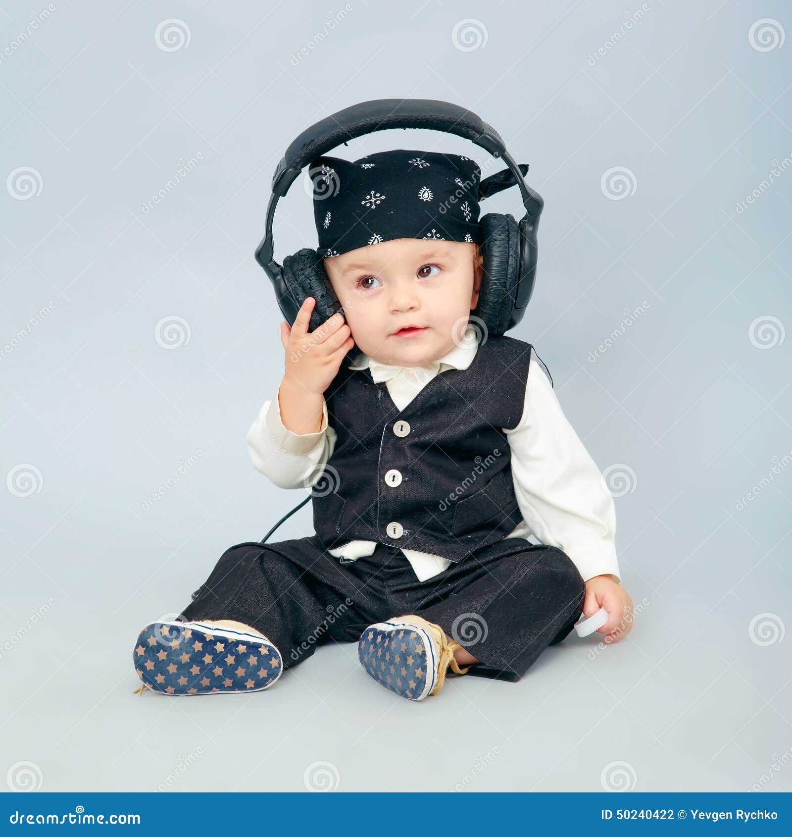 Bambino con la cuffia fotografia stock. Immagine di ascolti - 50240422