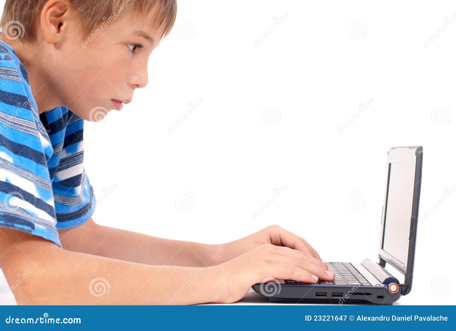 Bambino Davanti Al Computer Portatile Immagine Stock - Immagine di ...