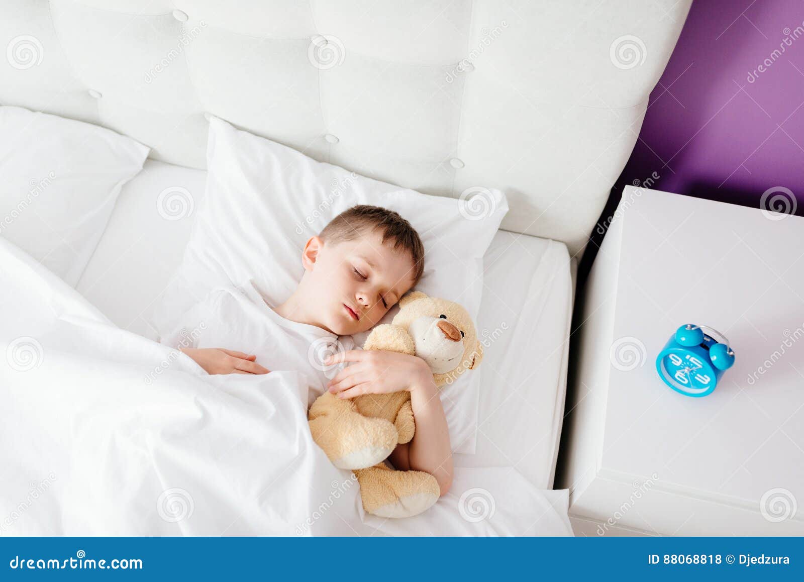 Bambino Del Ragazzino Che Dorme a Letto Fotografia Stock - Immagine di ...